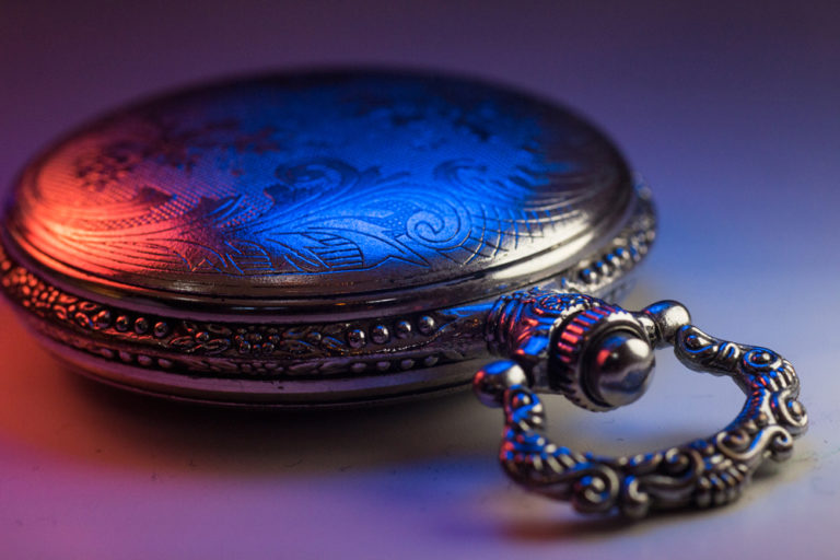 Macro photography lighting tutorial - Creative pocket watch photography