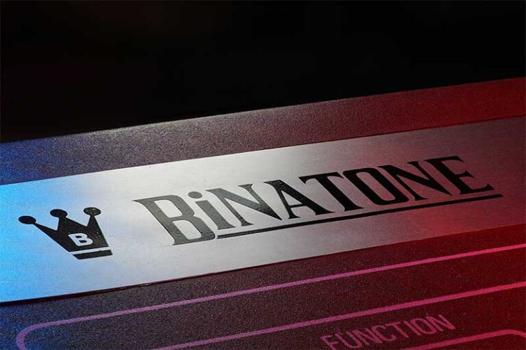 80s retro photography lighting - How to set the vibe using colour.